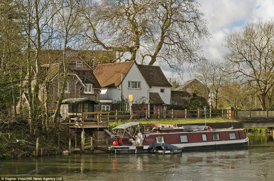 클루니 부부의 별장 근접거리의 영국 코티지 판매 중