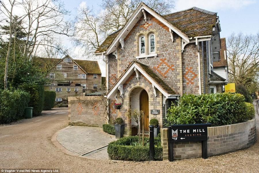 클루니 부부의 별장 근접거리의 영국 코티지 판매 중